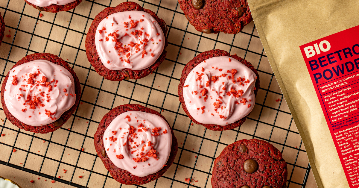 Fitness-Rezept: Rote Samt-Cookies mit Quarkglasur - GymBeam Blog