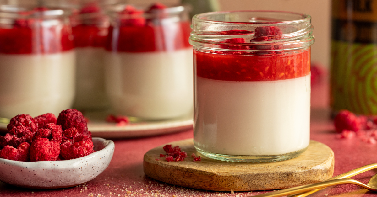 Rețetă Fitness: Panna Cotta cu nucă de cocos și zmeură - GymBeam Blog